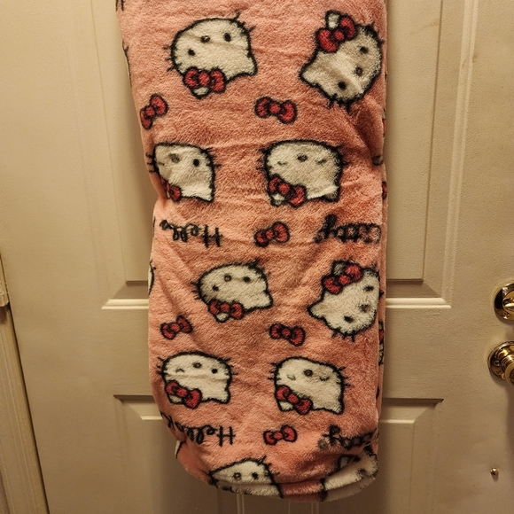 Hello Kitty | Bedding | Hello Kitty Ultra Fine Faux Fur Plush Throw ...